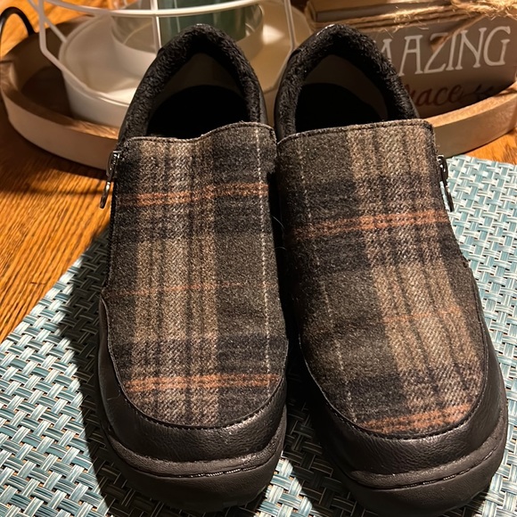 JBU | Shoes | Jbu By Jambu Crimson Slip On Size 85 | Poshmark